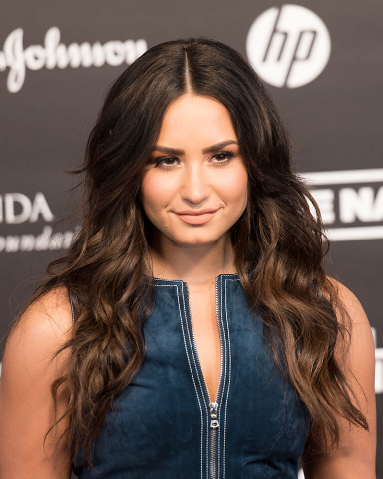 15 Most Curvy Celebrities In The World - Fame & Frills