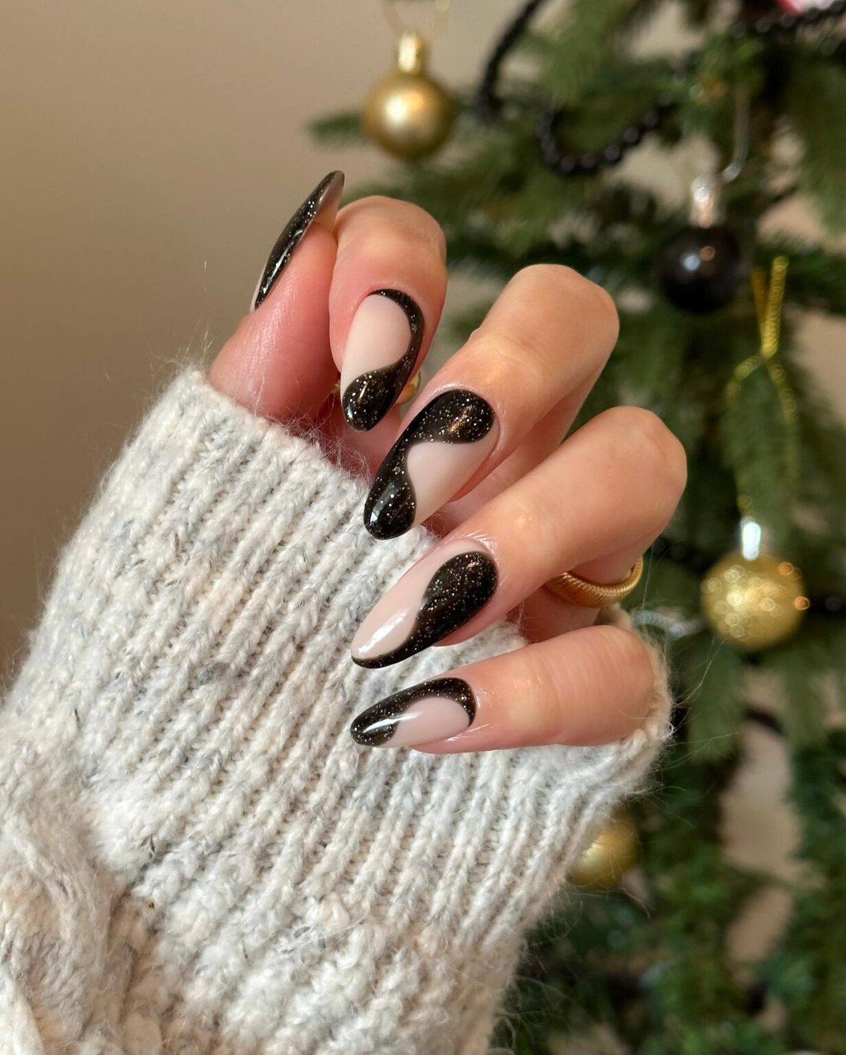 17 Stylish Black Nail Designs to Try Now - Fame & Frills